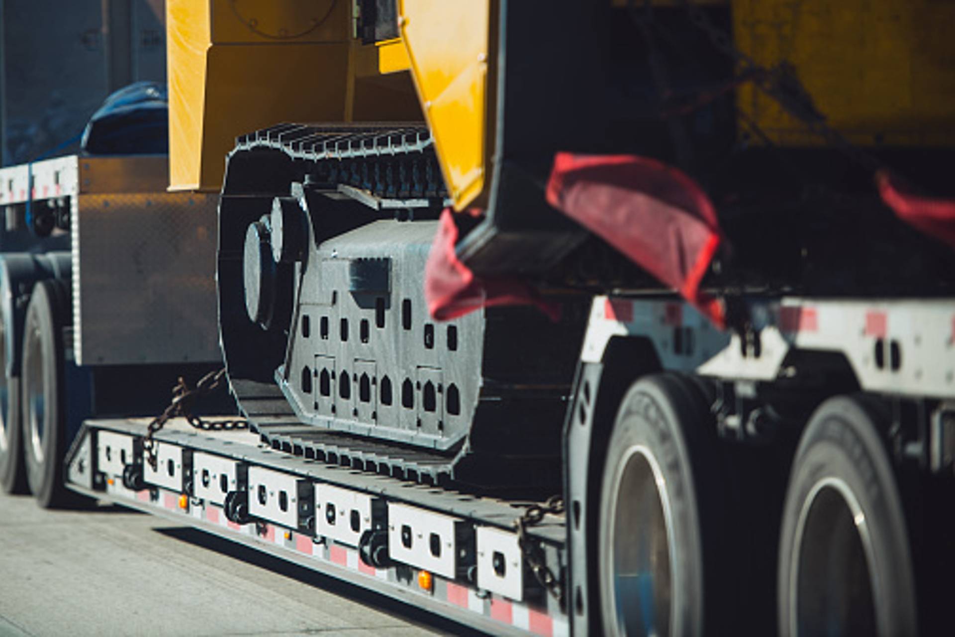 Lowbed Trailer: Siap Gendong Alat Berat Kemanapun!