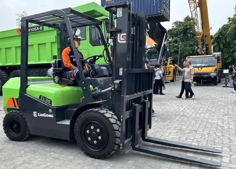 Kendarai Alat Berat Dengan Aman, Ini Jenis-Jenis Safety Device Forklift