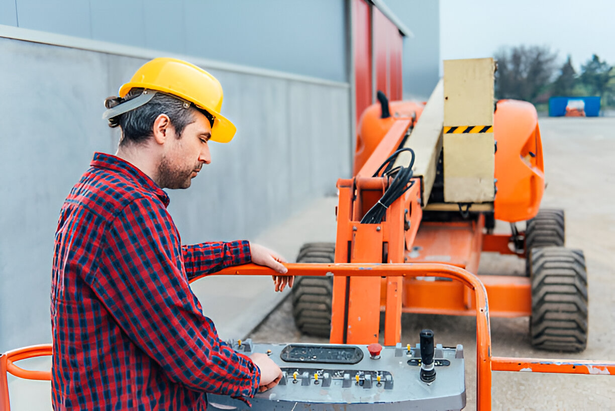 Lebih Aman! Ini Cara Mengoperasikan Boom Lift dengan Aman